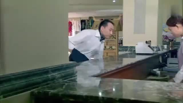 有钱老板住酒店,服务员发现他非常帅,立马就沦陷了!