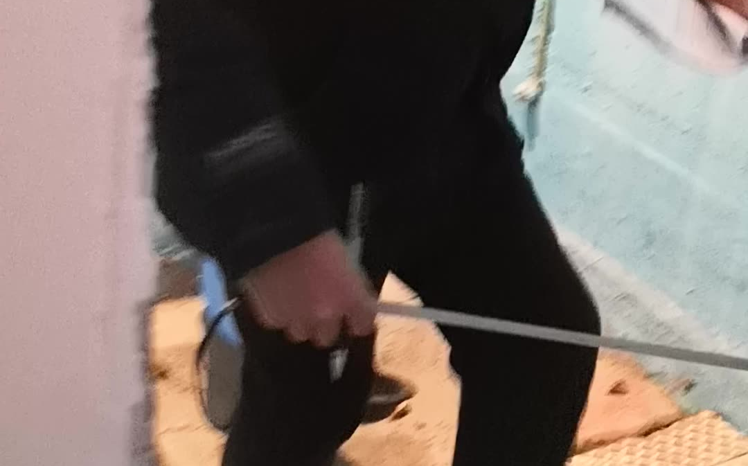 钛合金门窗窗户厂家老板上门测量尺寸!尽量换掉开发商的塑钢窗户!