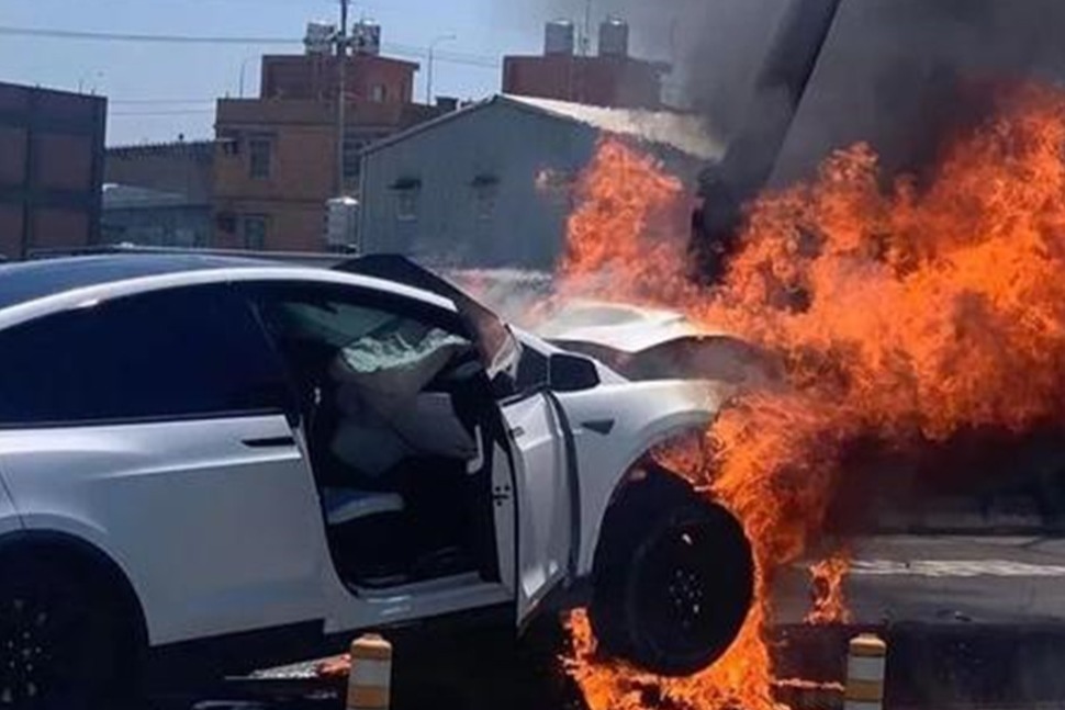 林志颖载子驾特斯拉撞车,父子双双送医,起因未明处罚却来了