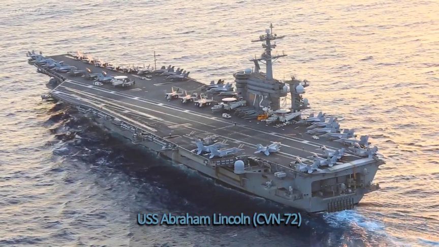 美国海军超级航空母舰亚伯拉罕林肯号在海上执行飞行任务
