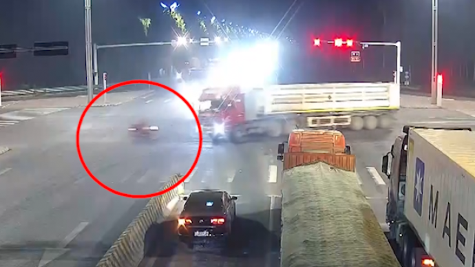 醉驾摩托车闯红灯,肇事身亡驾驶员被判全责