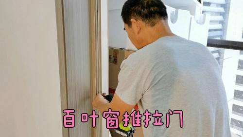 客厅别再做窗帘了,学他家这样做成百叶窗式的推拉门效益也不错