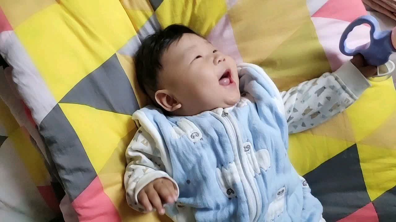 奶爸带娃,带娃必备技能,给宝宝换尿片尿不湿