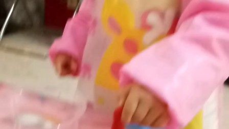 一岁4个月圆圆,练习使用滴管ߘ