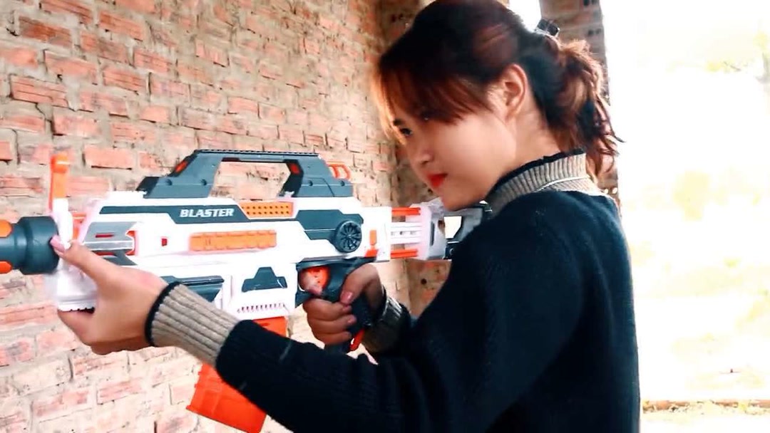 搞笑CS枪战系列-美女中计丝血逃脱