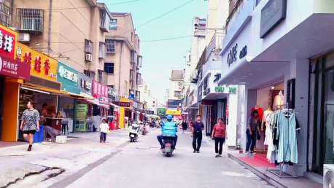 盐城滨海银厦广场,城市最早商业步行街,现在发展如何?