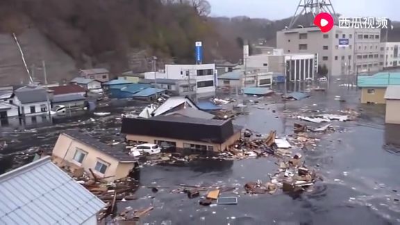 镜头下记录了海啸来临时的恐怖时刻