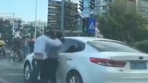 监控实拍,打架都是点到为止,到了绿灯谁也不堵路,这样的行为该点赞么?