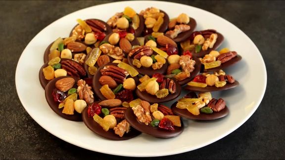 简单巧妙的甜点制作,只需巧克力和干果,就做出高级感的美食!