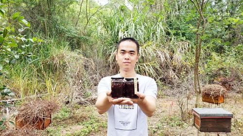 潮汕小哥拍视频做自媒体,粉丝超1万就送1次福利,此次送杨梅果酱