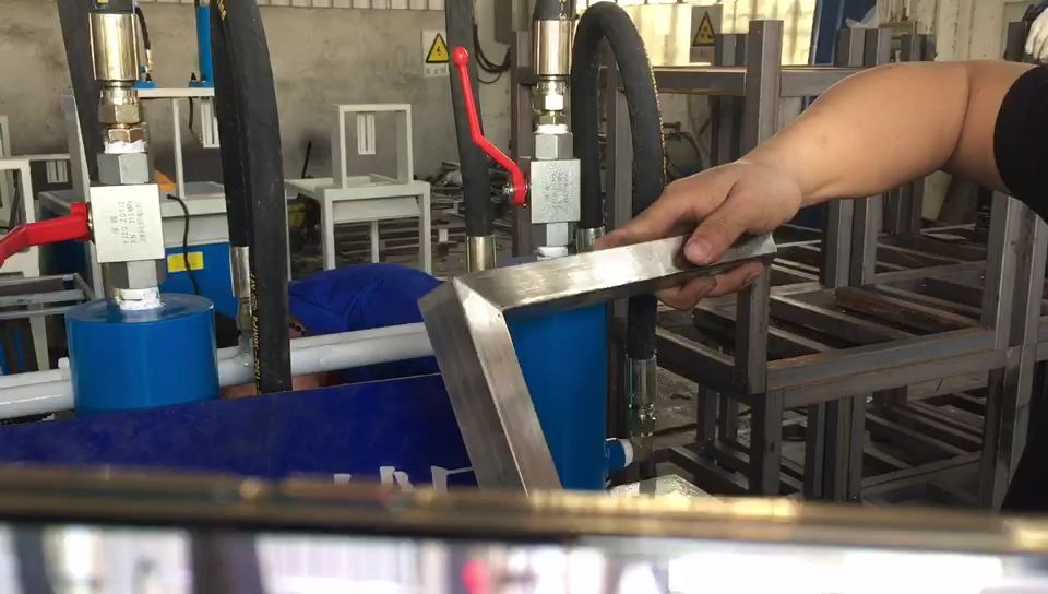 不锈钢管如何切45度角更标准?防盗网冲孔 角铁自动冲断下料