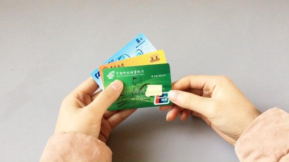 不用的银行卡没有及时注销,对生活有什么影响?看完告知家人!