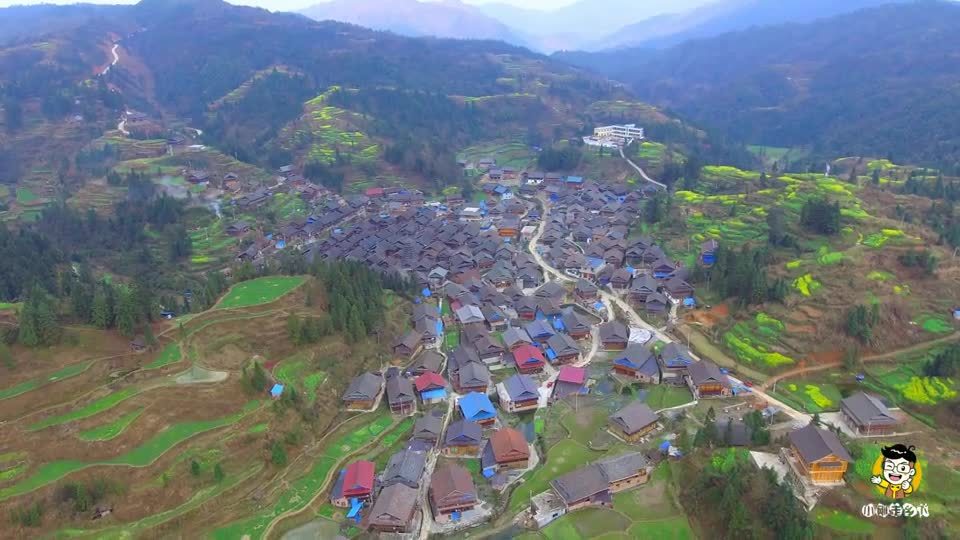 大山里的侗族村寨,从空中看,和丽江古城一样壮观