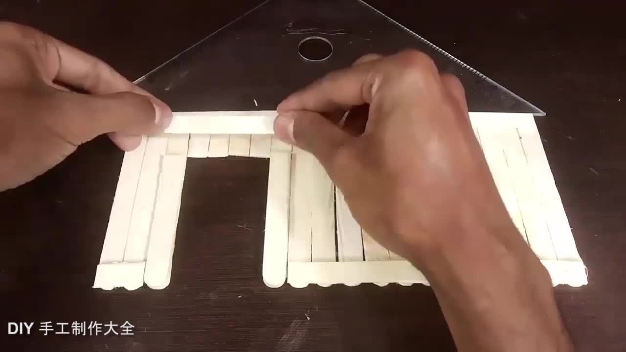 用冰棒棍子DIY自制漂亮的房子-圣诞礼物