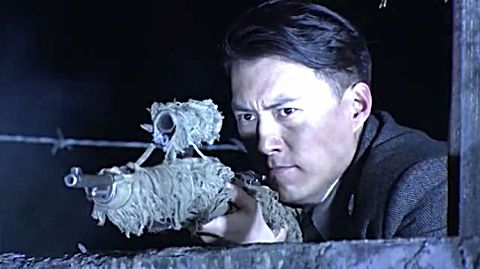 鬼子秘密基地停电,卧底趁机确定营地位置,狙击手借雷声开枪掩护