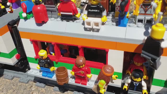 乐高积木拼装的火车准备进站,这场景很大很.