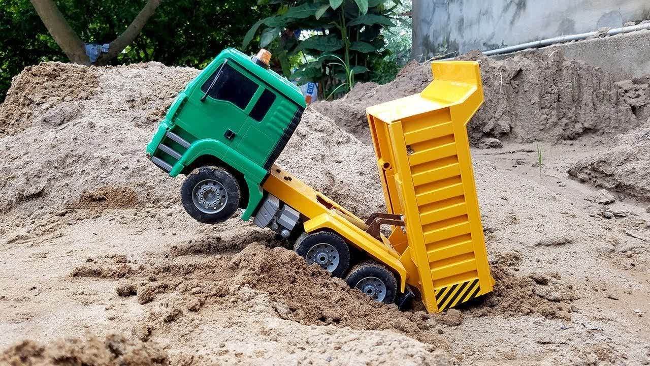 各种不同类型的自卸车试玩