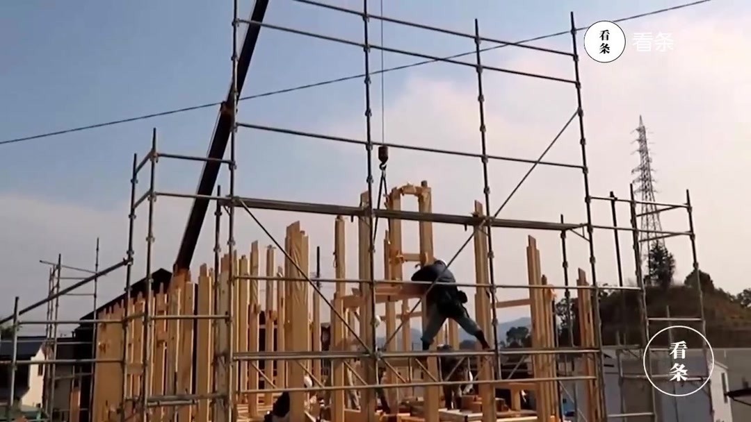 日本房子都是木质的,看看是怎么建造的,这么粗的骨架怪不得抗震