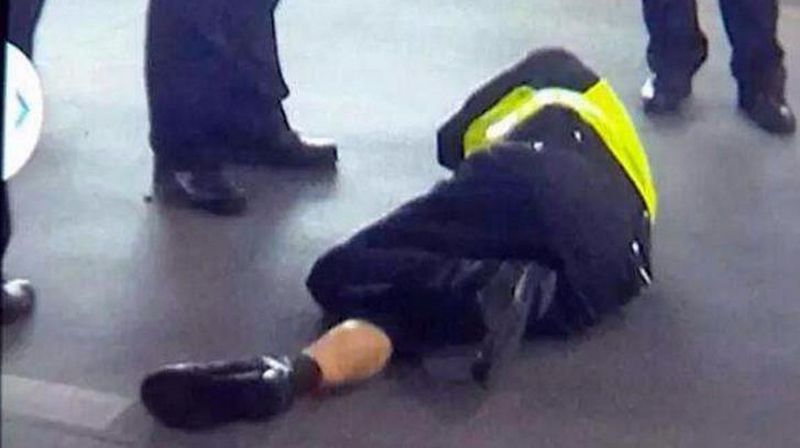 结个婚怎么那么倒霉,婚车好好行驶,监控却拍下交警被撞飞的一幕