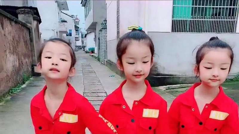 妈妈结婚无车无房,却有了三个一模一样的女儿,长的真是太迷人了