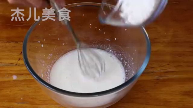 想吃蛋糕不用出去买,教你在家不用烤箱做,好吃到目不转睛