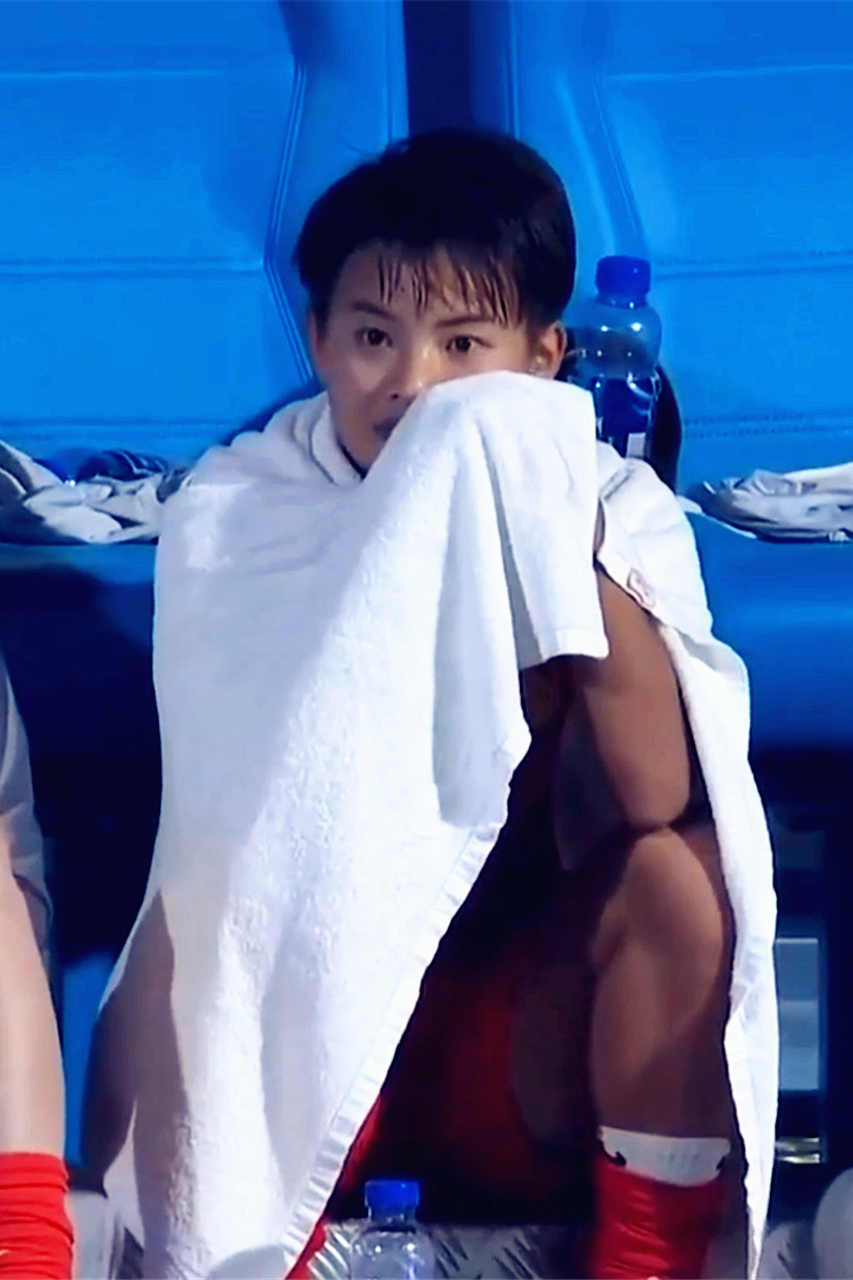 中国女足无缘亚运决赛:王霜眼神落寞,水庆霞望向场内!