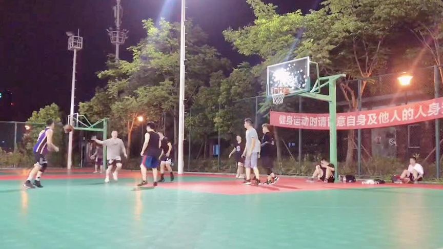 #篮球ߏ� #出手即证明 雨后地滑,只能投篮了ߤ�#卡梅隆安东尼