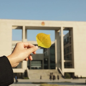 拥护党的人民群众 