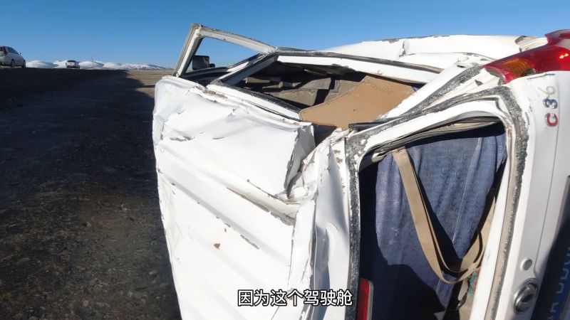 自驾旅行西藏,路遇一辆面包车翻车,救援太贵直接弃车了