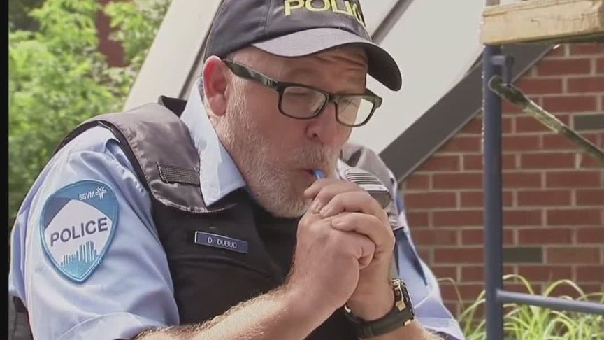 国外恶搞:国外警察开罚单也太搞笑了吧,能憋住不笑算你牛