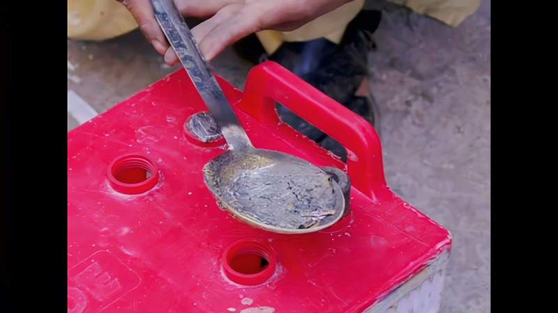 看老外是如何修复电瓶的