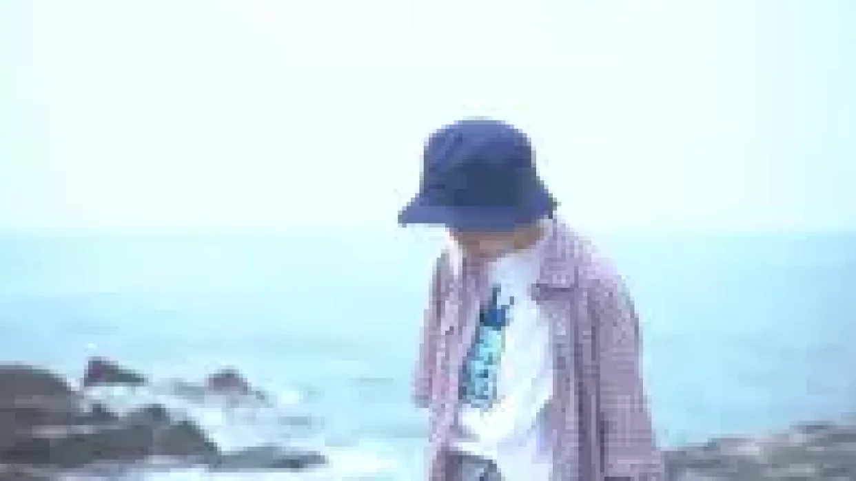 字母细格子衬衫,展现女人黄金比例