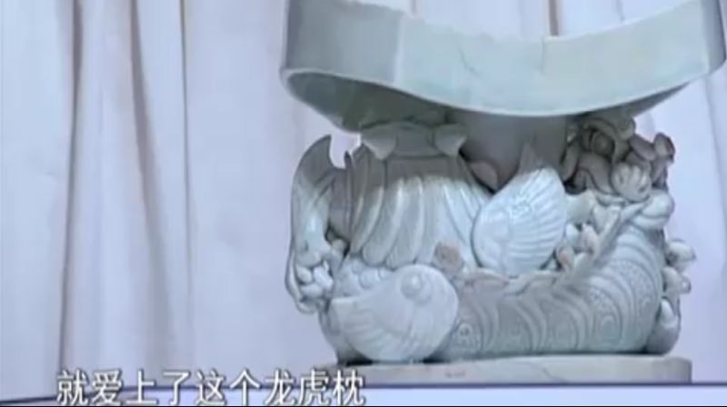 美女带来一个故宫都没有的玉枕,为什么这么像《穿越时空的爱恋》里...