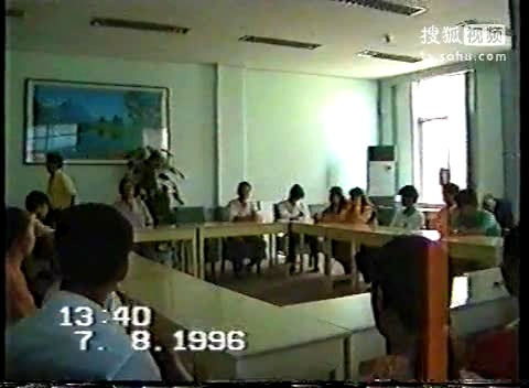 为首届毕业学员颁发毕业证书