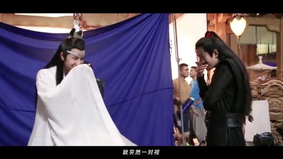 肖战王一博突然一对视,嘴角疯狂上扬,然后就开始互打,你俩几岁