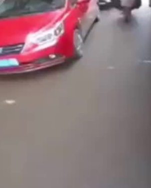 太危险了!骑电动车的母亲没有一点安全常识,希望孩子平安!#蜀黍说...