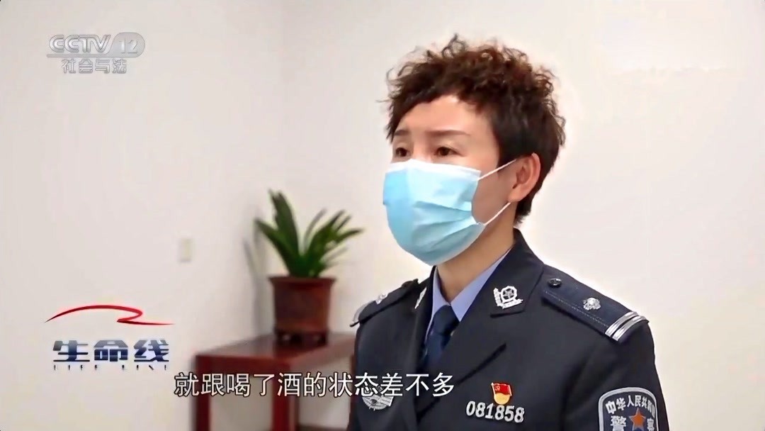 出门买酒精 顺便喝两口消消毒?驾驶员防护手法太“另类”