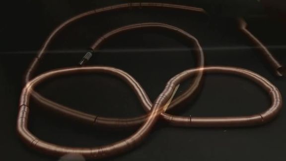 趣味小实验:实拍电池是如何穿越过长长的线圈到达出口的
