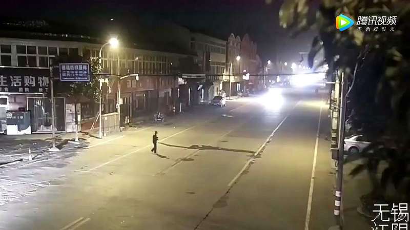 男子横穿马路要回家,被撞飞