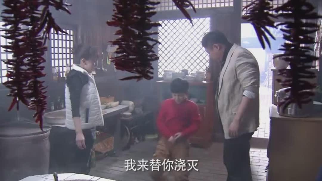 这城里孩子太胡来了,居然嫌农村的厕所臭,跑到厨房去尿尿