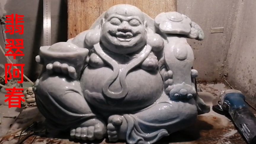 下雨天的下午,继续雕刻一件摆件弥勒佛,大气非常漂亮的