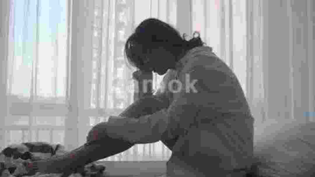 4K女人伤感视频、悲伤流泪、抑郁绝望失恋-凌晨两点素材网