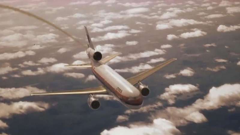 飞机空中引擎爆炸,空中失控,造成296名乘客中111人死亡