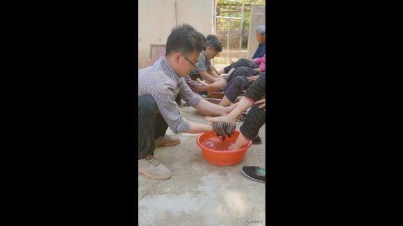 弘扬中华传统美德,想知道父母的不易吗?回家给他们洗一次脚你!