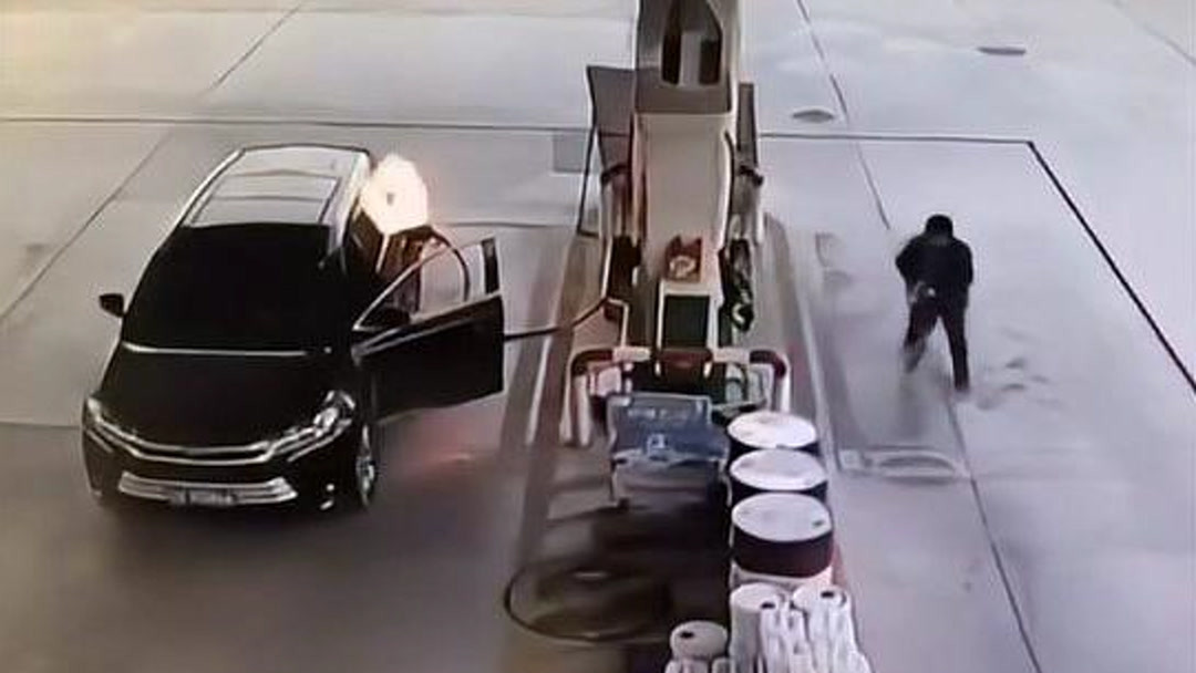 车辆加油站失火 男子抱起灭火器后发现自己不会用