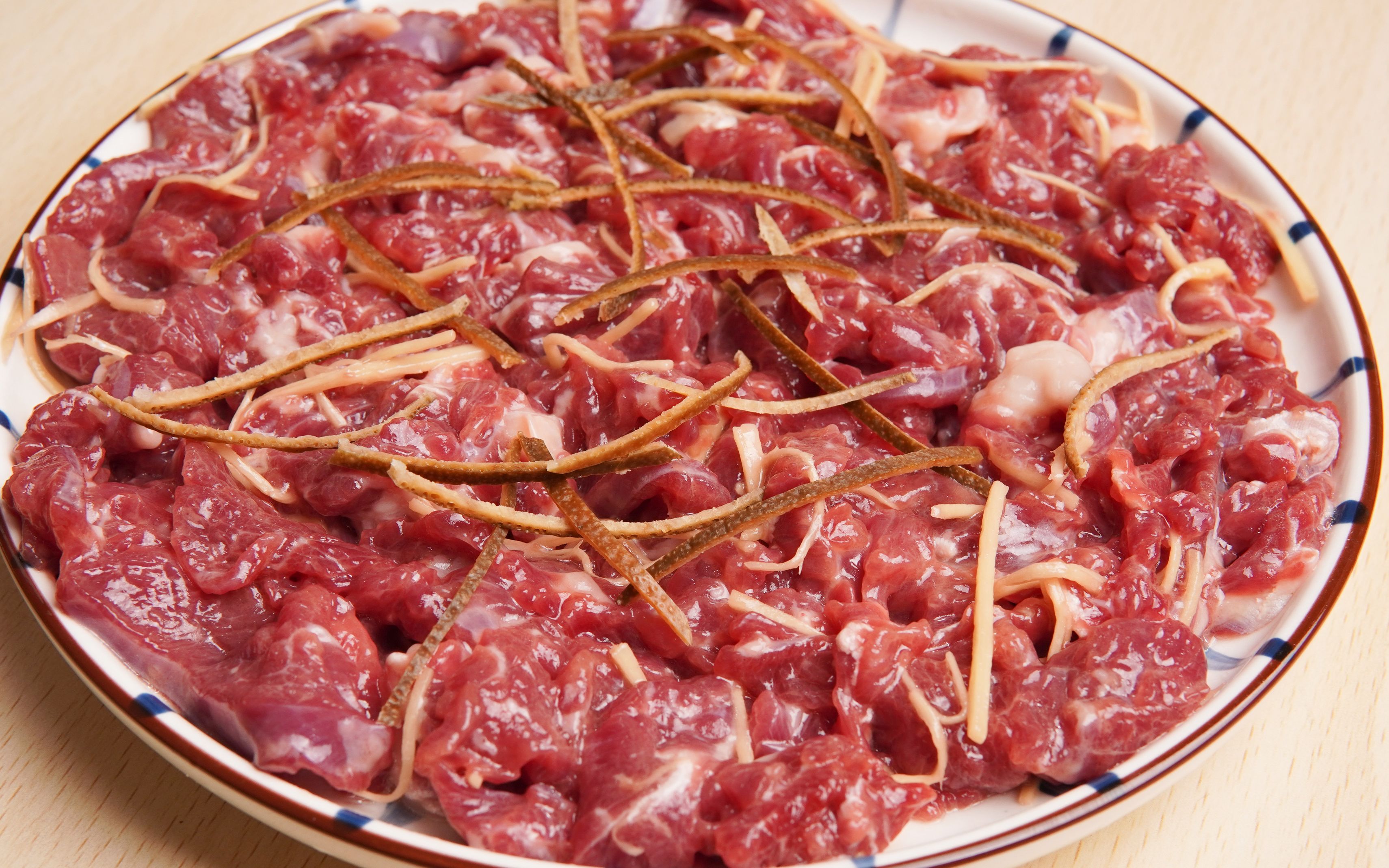 牛肉不用炒,蒸着吃一样美味,陈皮丝蒸牛肉,将牛肉与陈皮结合,营养多汁...