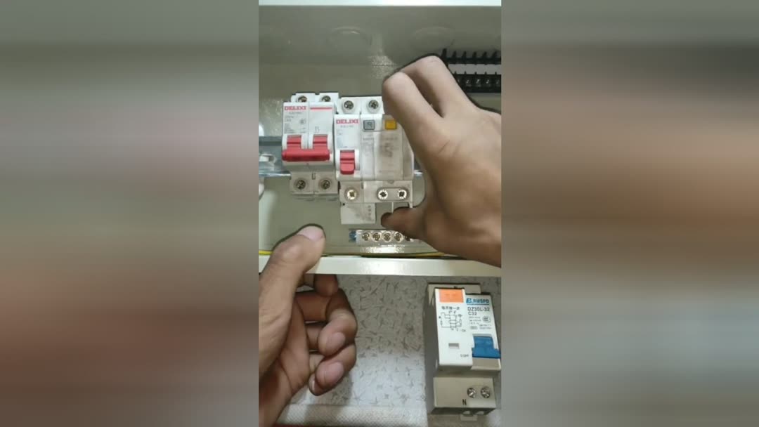 空开和漏保怎么安装?怎么拆卸?很多电工新手还不会,电工师傅教给你