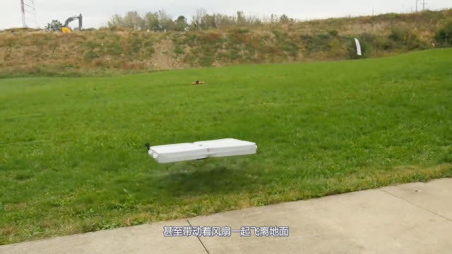 技术宅把风扇扇叶换成螺旋桨叶片,装上控制器变无人机