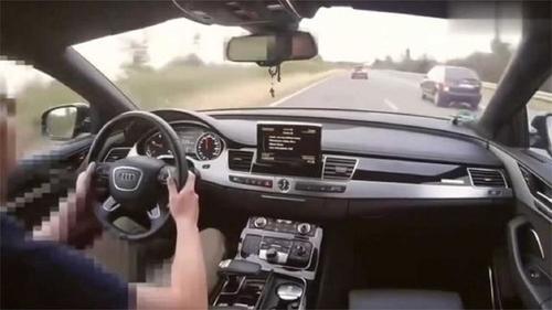 当奥迪A8高速上被超车后,车主竟启动Sport+模式