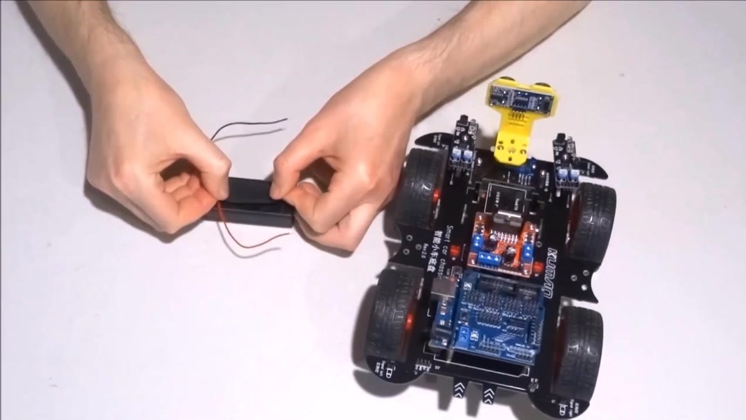 Arduino机器人套件组装智能车4_舵机,红外壁障和电池盒